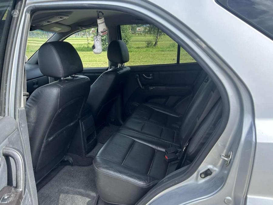Grey Kia Sorento 2008 in Ukmerge, with an engine capacity of 2.50 L and mileage of 216 thousand km for 3250 €, photo 13 on AUTOMOTO.COM.LV