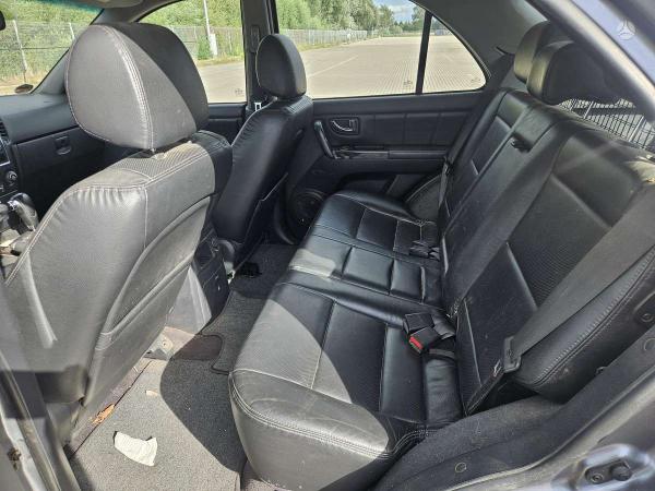 Grey Kia Sorento 2008 in Marijampole, with an engine capacity of 2.50 L and mileage of 262 thousand km for 3100 €, photo 6 on AUTOMOTO.COM.LV