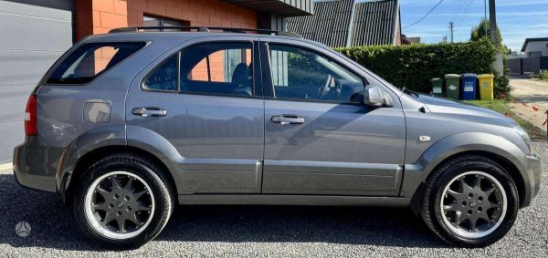 Grey Kia Sorento 2008 in Marijampole, with an engine capacity of 2.50 L and mileage of 279 thousand km for 4450 €, photo 7 on AUTOMOTO.COM.LV