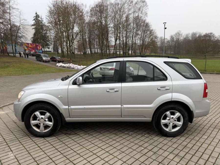 Grey Kia Sorento 2009 in Marijampole, with an engine capacity of 2.50 L and mileage of 179 thousand km for 3600 €, photo 2 on AUTOMOTO.COM.LV
