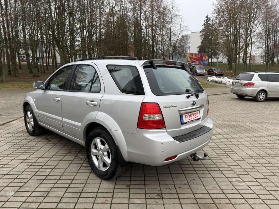 Grey Kia Sorento 2009 in Marijampole, with an engine capacity of 2.50 L and mileage of 179 thousand km for 3600 €, photo 3 on AUTOMOTO.COM.LV