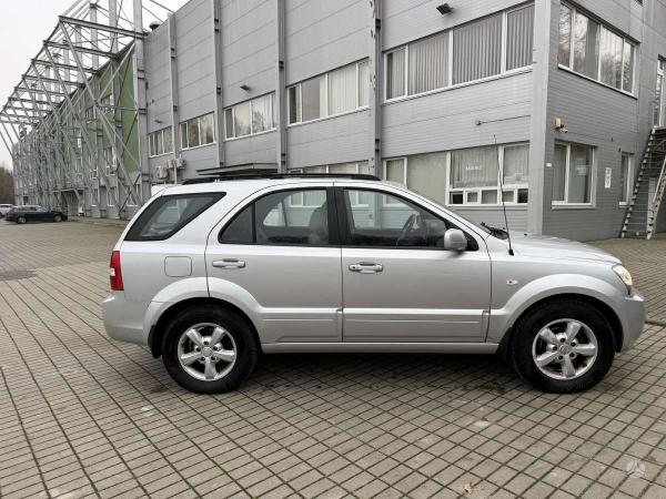 Grey Kia Sorento 2009 in Marijampole, with an engine capacity of 2.50 L and mileage of 179 thousand km for 3600 €, photo 5 on AUTOMOTO.COM.LV