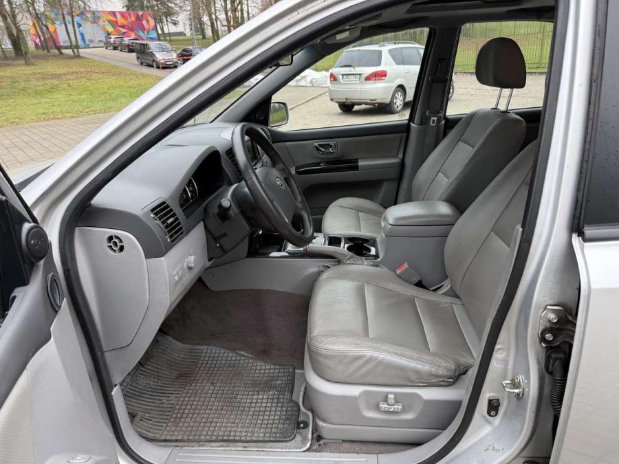 Grey Kia Sorento 2009 in Marijampole, with an engine capacity of 2.50 L and mileage of 179 thousand km for 3600 €, photo 12 on AUTOMOTO.COM.LV
