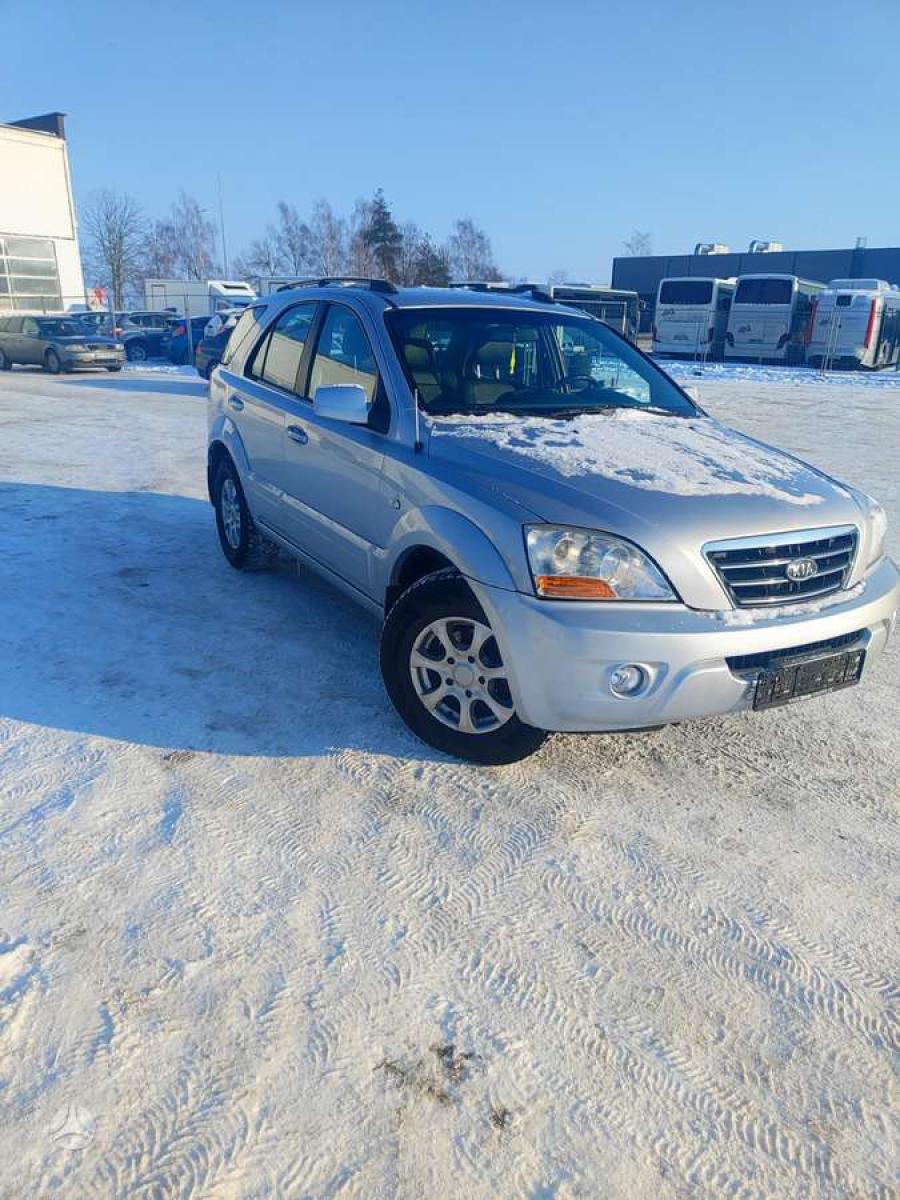 Grey Kia Sorento 2009 in Marijampole, with an engine capacity of 2.50 L and mileage of 246 thousand km for 3250 €, photo 2 on AUTOMOTO.COM.LV