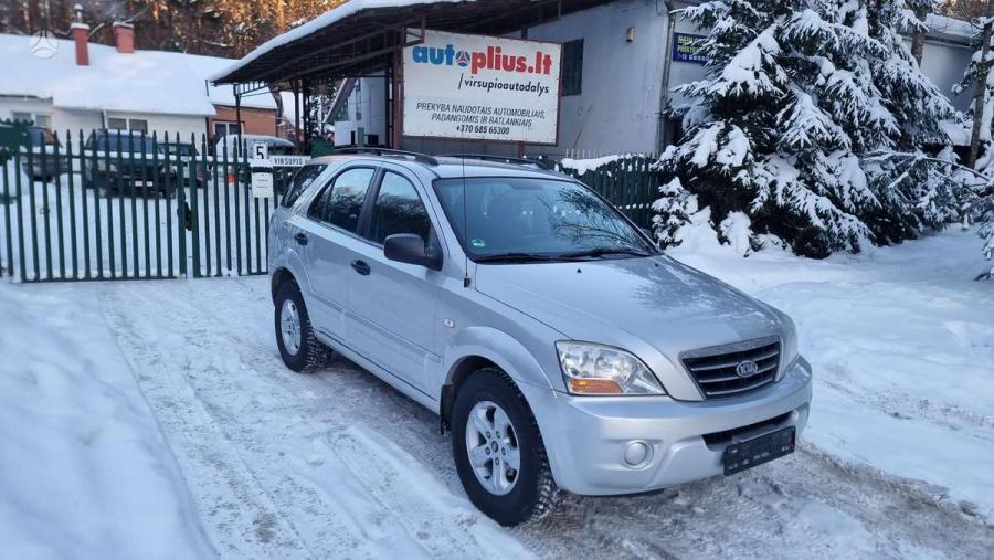 Grey Kia Sorento 2009 in Vilnius, with an engine capacity of 2.50 L and mileage of 212 thousand km for 3950 €, photo 1 on AUTOMOTO.COM.LV