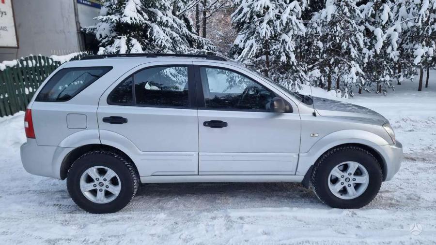 Grey Kia Sorento 2009 in Vilnius, with an engine capacity of 2.50 L and mileage of 212 thousand km for 3950 €, photo 6 on AUTOMOTO.COM.LV