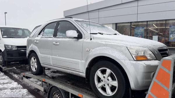 Grey Kia Sorento 2009 in Kelme, with an engine capacity of 2.50 L and mileage of 235 thousand km for 3990 €, photo 1 on AUTOMOTO.COM.LV