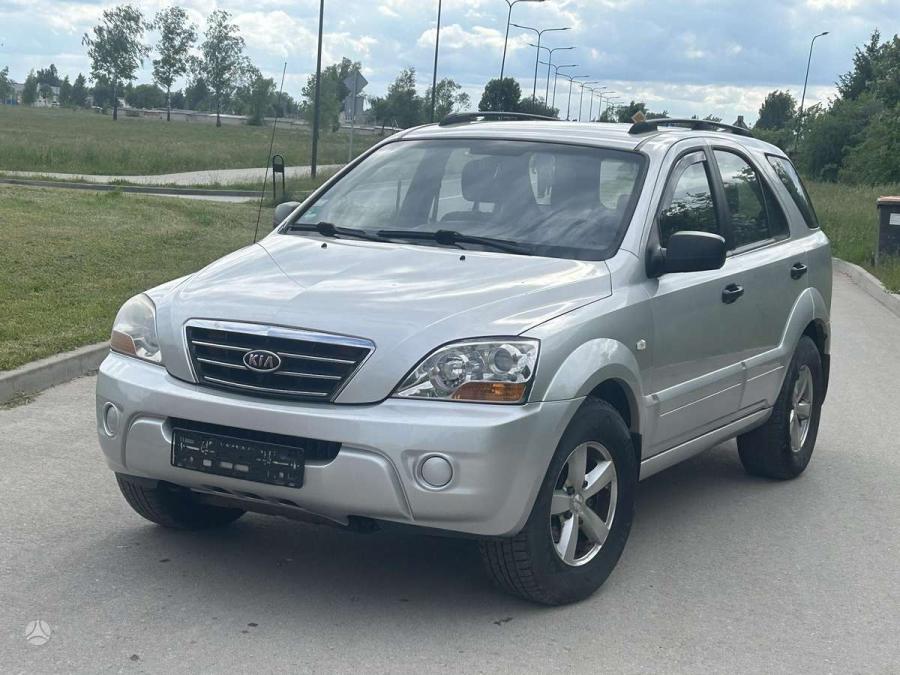 Grey Kia Sorento 2009 in Ukmerge, with an engine capacity of 2.50 L and mileage of 189 thousand km for 2950 €, photo 1 on AUTOMOTO.COM.LV