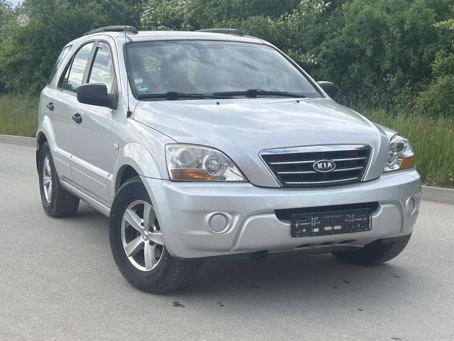Grey Kia Sorento 2009 in Ukmerge, with an engine capacity of 2.50 L and mileage of 189 thousand km for 2950 €, photo 3 on AUTOMOTO.COM.LV