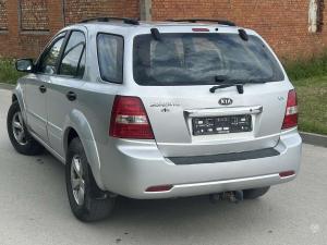 Grey Kia Sorento 2009 in Ukmerge, with an engine capacity of 2.50 L and mileage of 189 thousand km for 2950 €, photo 4 on AUTOMOTO.COM.LV