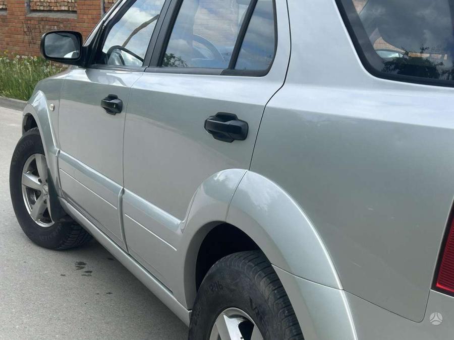 Grey Kia Sorento 2009 in Ukmerge, with an engine capacity of 2.50 L and mileage of 189 thousand km for 2950 €, photo 8 on AUTOMOTO.COM.LV