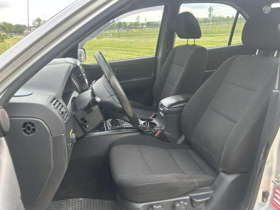 Grey Kia Sorento 2009 in Ukmerge, with an engine capacity of 2.50 L and mileage of 189 thousand km for 2950 €, photo 11 on AUTOMOTO.COM.LV