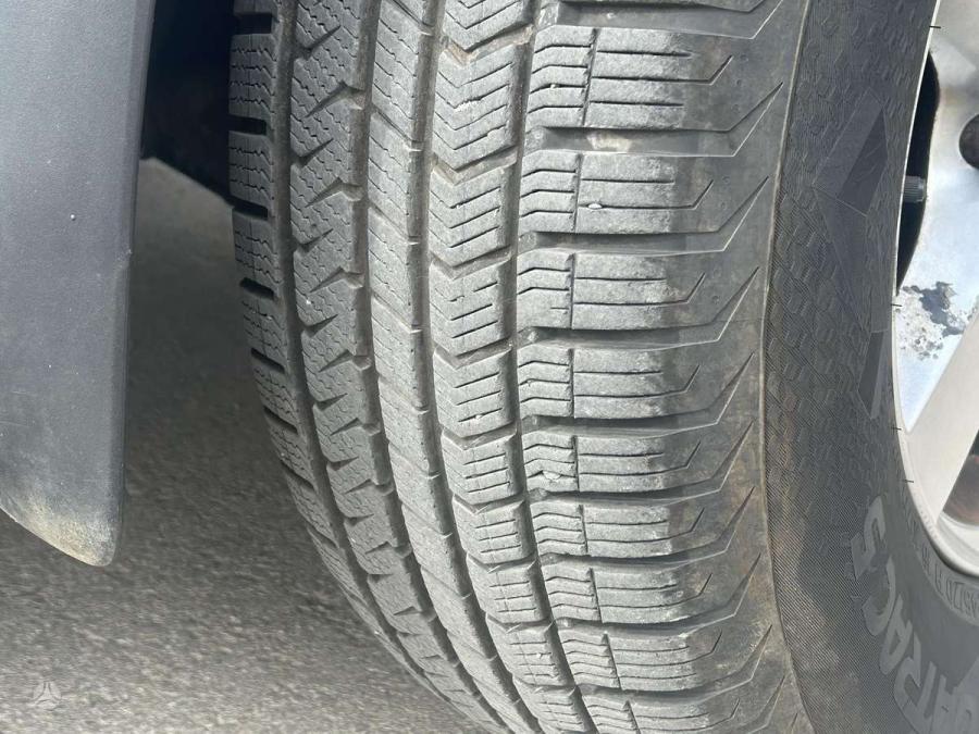 Grey Kia Sorento 2009 in Ukmerge, with an engine capacity of 2.50 L and mileage of 189 thousand km for 2950 €, photo 14 on AUTOMOTO.COM.LV