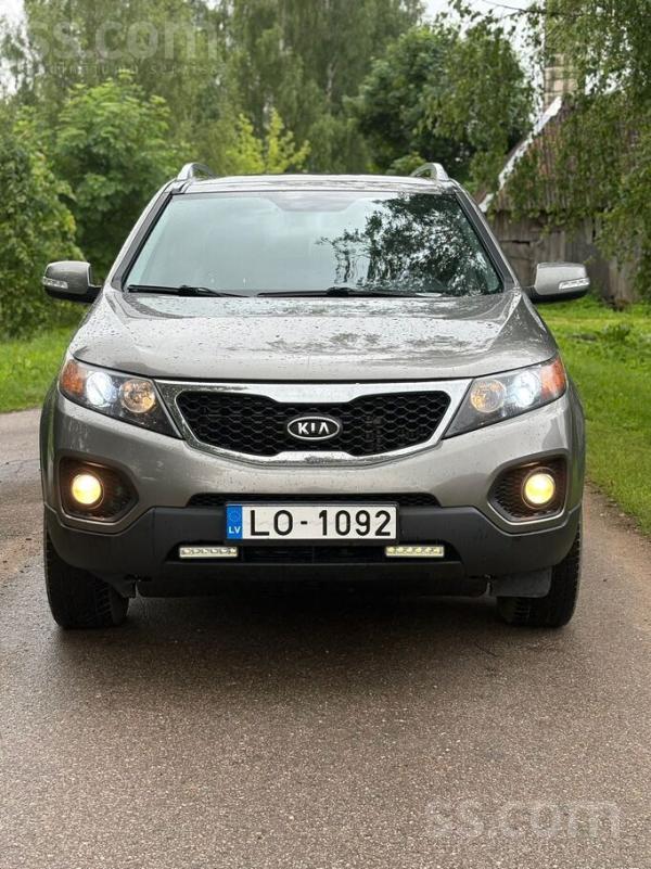 Grey Kia Sorento 2010 in Ludza, with an engine capacity of 2.20 L and mileage of 298 thousand km for 6800 €, photo 1 on AUTOMOTO.COM.LV