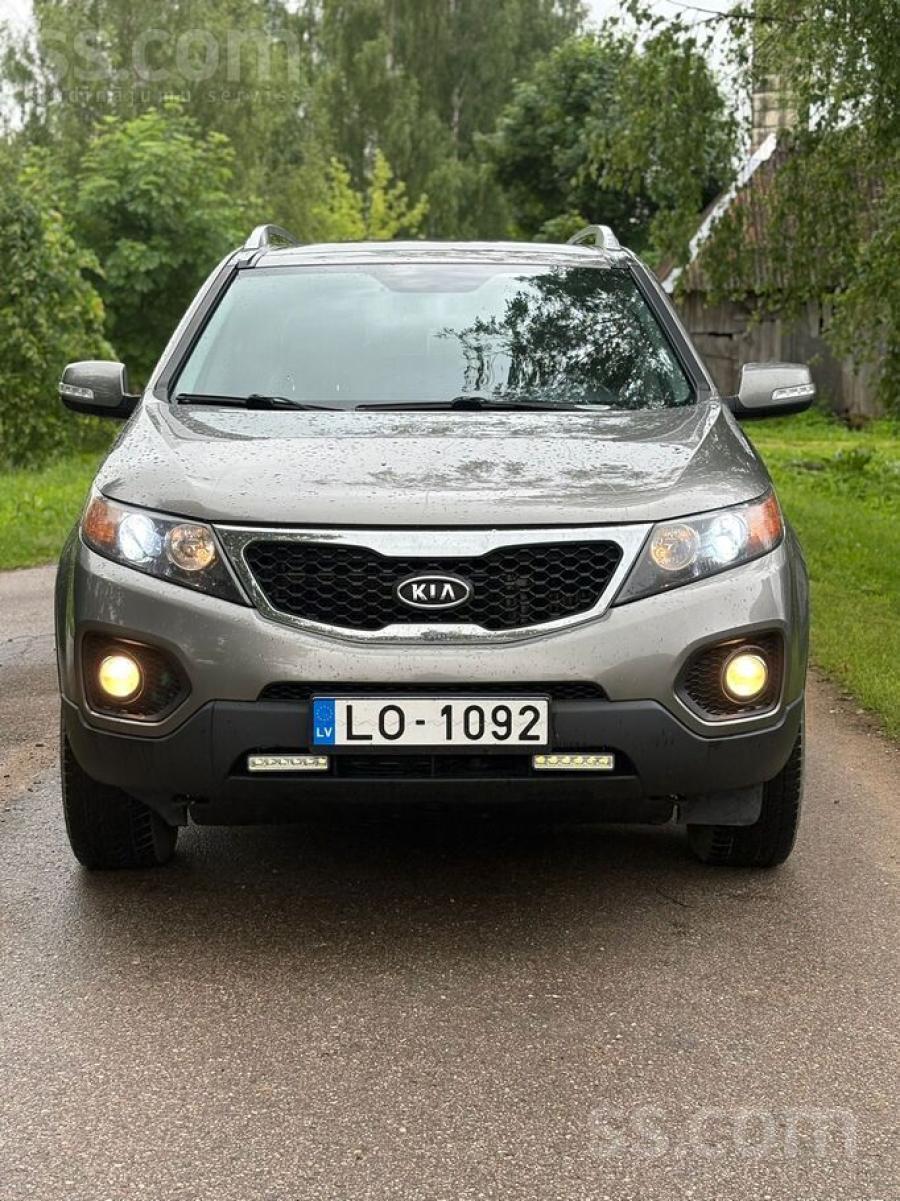 Grey Kia Sorento 2010 in Ludza, with an engine capacity of 2.20 L and mileage of 298 thousand km for 3450 €, photo 1 on AUTOMOTO.COM.LV