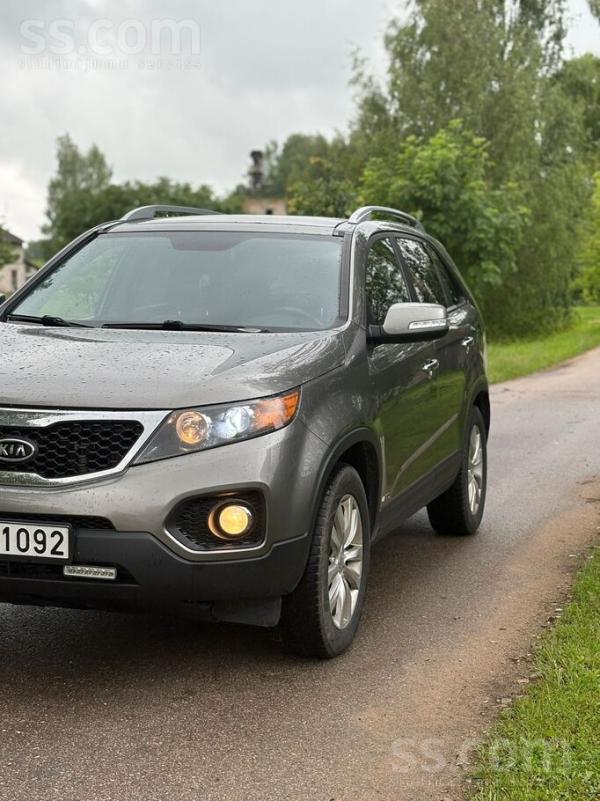 Grey Kia Sorento 2010 in Ludza, with an engine capacity of 2.20 L and mileage of 298 thousand km for 6800 €, photo 2 on AUTOMOTO.COM.LV
