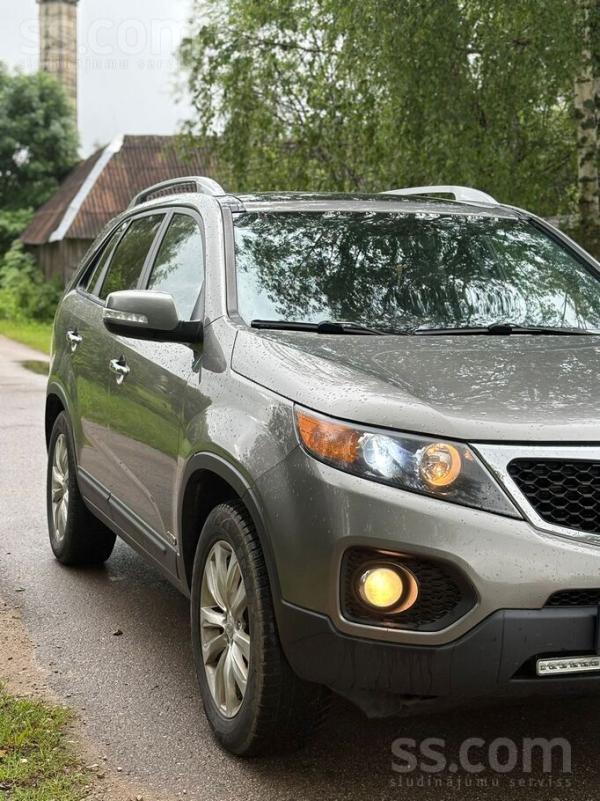 Grey Kia Sorento 2010 in Ludza, with an engine capacity of 2.20 L and mileage of 298 thousand km for 6800 €, photo 3 on AUTOMOTO.COM.LV