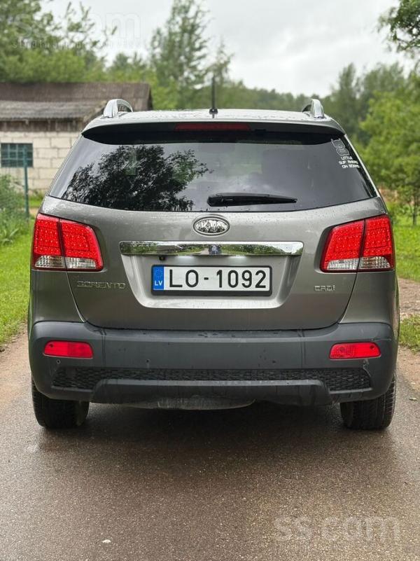 Grey Kia Sorento 2010 in Ludza, with an engine capacity of 2.20 L and mileage of 298 thousand km for 6800 €, photo 4 on AUTOMOTO.COM.LV