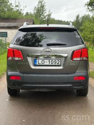 Grey Kia Sorento 2010 in Ludza, with an engine capacity of 2.20 L and mileage of 298 thousand km for 3450 €, photo 4 on AUTOMOTO.COM.LV