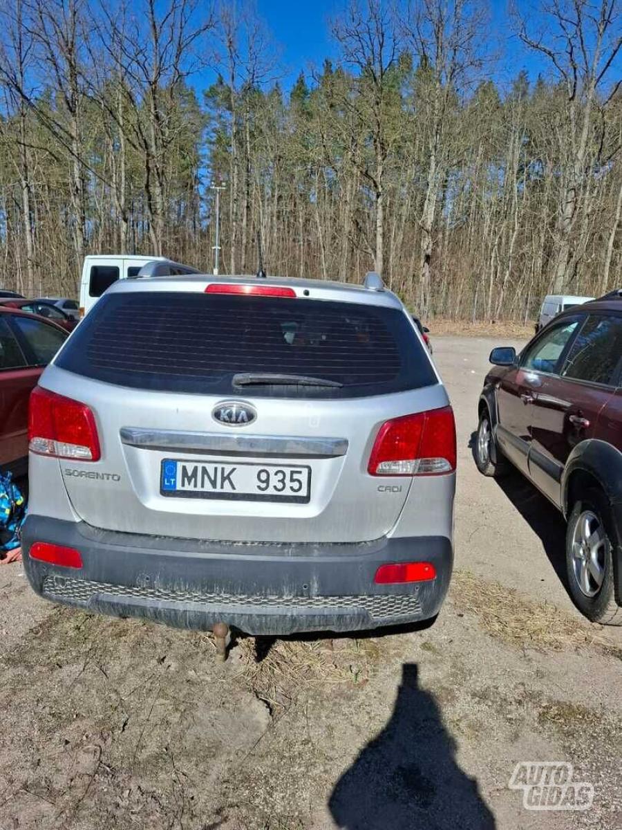 Pelēks Kia Sorento 2010 Viļņa, ar dzinēja tilpumu 2.20 L un nobraukumu 221 tūkst. km par 3999 €, foto 3 vietnē AUTOMOTO.COM.LV