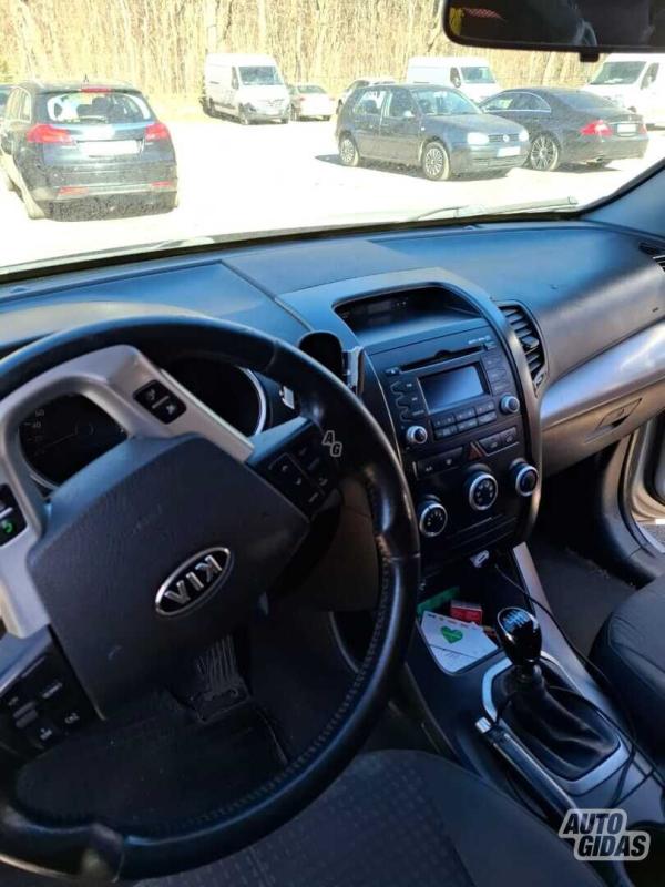 Pelēks Kia Sorento 2010 Viļņa, ar dzinēja tilpumu 2.20 L un nobraukumu 221 tūkst. km par 3999 €, foto 4 vietnē AUTOMOTO.COM.LV