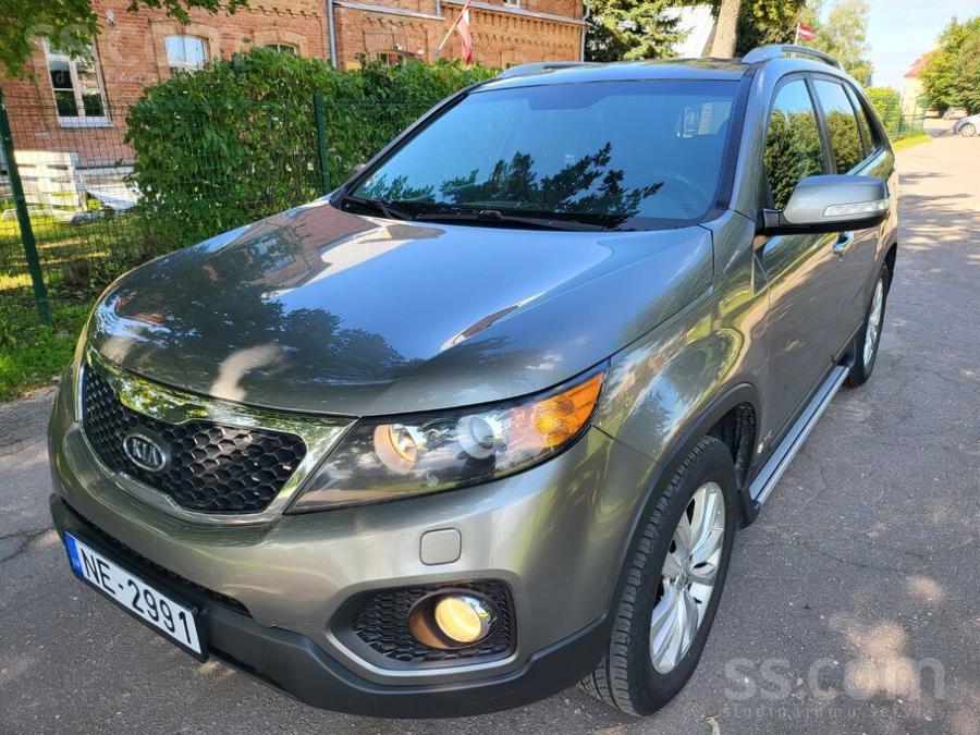 Pelēks Kia Sorento 2010 Rīga, ar dzinēja tilpumu 2.20 L un nobraukumu 280 tūkst. km par 4800 €, foto 1 vietnē AUTOMOTO.COM.LV