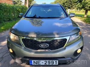Pelēks Kia Sorento 2010 Rīga, ar dzinēja tilpumu 2.20 L un nobraukumu 280 tūkst. km par 4800 €, foto 4 vietnē AUTOMOTO.COM.LV
