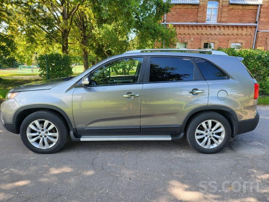 Pelēks Kia Sorento 2010 Rīga, ar dzinēja tilpumu 2.20 L un nobraukumu 280 tūkst. km par 4800 €, foto 5 vietnē AUTOMOTO.COM.LV