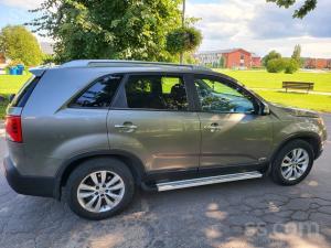 Pelēks Kia Sorento 2010 Rīga, ar dzinēja tilpumu 2.20 L un nobraukumu 280 tūkst. km par 4800 €, foto 7 vietnē AUTOMOTO.COM.LV
