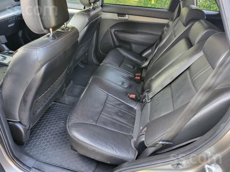 Pelēks Kia Sorento 2010 Rīga, ar dzinēja tilpumu 2.20 L un nobraukumu 280 tūkst. km par 4800 €, foto 9 vietnē AUTOMOTO.COM.LV