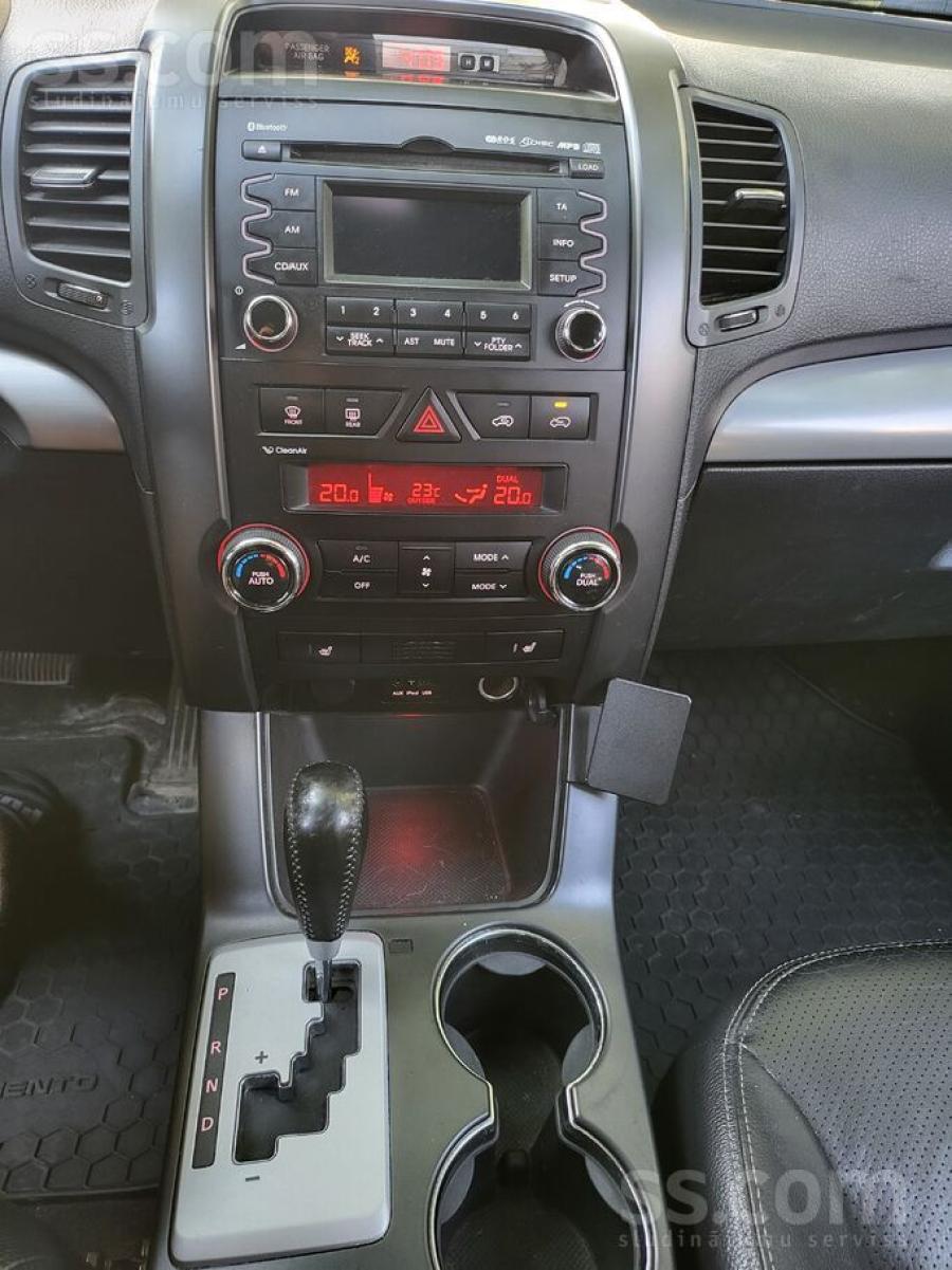 Pelēks Kia Sorento 2010 Rīga, ar dzinēja tilpumu 2.20 L un nobraukumu 280 tūkst. km par 4800 €, foto 15 vietnē AUTOMOTO.COM.LV