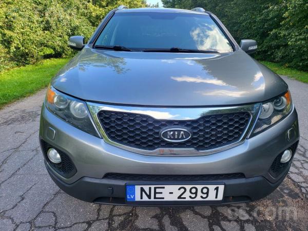 Grey Kia Sorento 2010 in Riga, with an engine capacity of 2.20 L and mileage of 290 thousand km for 6000 €, photo 4 on AUTOMOTO.COM.LV