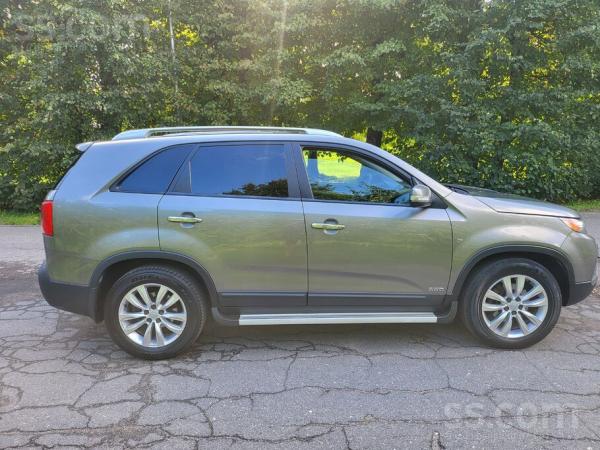 Grey Kia Sorento 2010 in Riga, with an engine capacity of 2.20 L and mileage of 290 thousand km for 6000 €, photo 5 on AUTOMOTO.COM.LV