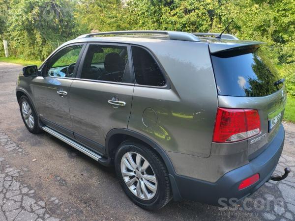 Grey Kia Sorento 2010 in Riga, with an engine capacity of 2.20 L and mileage of 290 thousand km for 6000 €, photo 7 on AUTOMOTO.COM.LV
