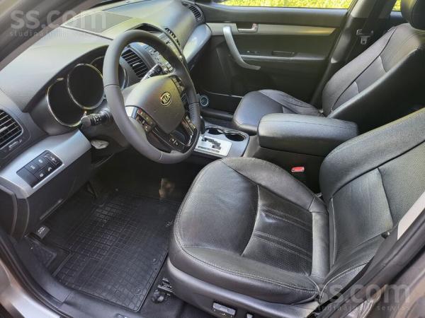 Grey Kia Sorento 2010 in Riga, with an engine capacity of 2.20 L and mileage of 290 thousand km for 6000 €, photo 10 on AUTOMOTO.COM.LV
