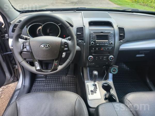 Grey Kia Sorento 2010 in Riga, with an engine capacity of 2.20 L and mileage of 290 thousand km for 6000 €, photo 11 on AUTOMOTO.COM.LV