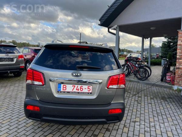 Grey Kia Sorento 2010 in Talsi, with an engine capacity of 2.20 L and mileage of 237 thousand km for 9970 €, photo 5 on AUTOMOTO.COM.LV