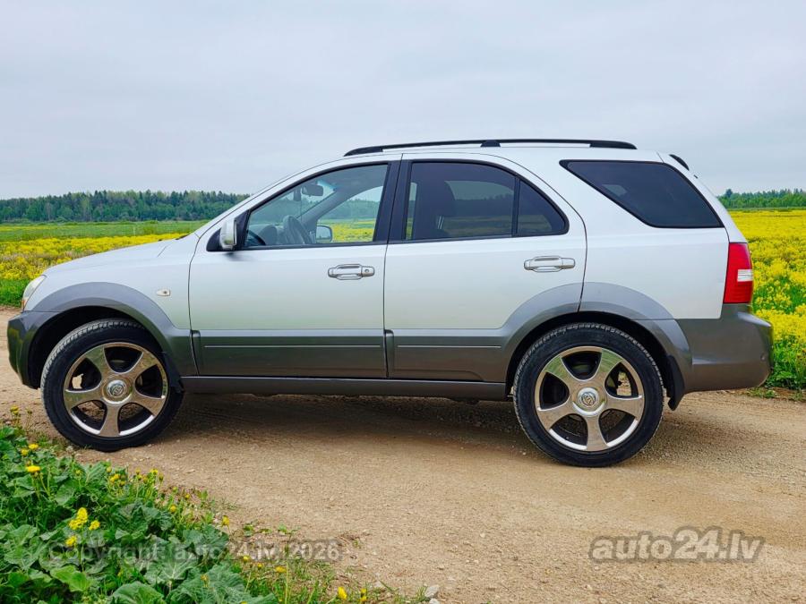 Grey Kia Sorento 2010 in Narva, with an engine capacity of 3.30 L and mileage of 200 thousand km for 5000 €, photo 5 on AUTOMOTO.COM.LV
