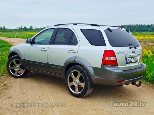 Grey Kia Sorento 2010 in Narva, with an engine capacity of 3.30 L and mileage of 200 thousand km for 5000 €, photo 5 on AUTOMOTO.COM.LV