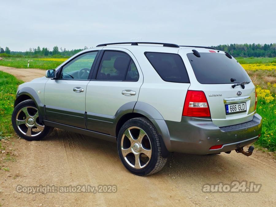 Grey Kia Sorento 2010 in Narva, with an engine capacity of 3.30 L and mileage of 200 thousand km for 5000 €, photo 6 on AUTOMOTO.COM.LV