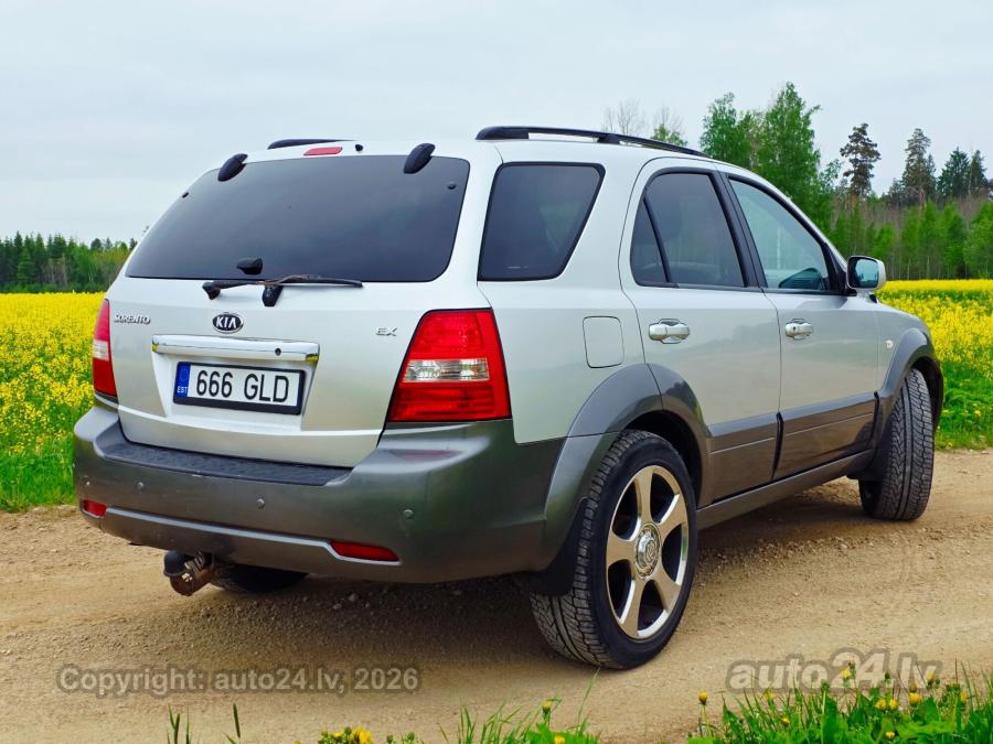 Grey Kia Sorento 2010 in Narva, with an engine capacity of 3.30 L and mileage of 200 thousand km for 5000 €, photo 8 on AUTOMOTO.COM.LV