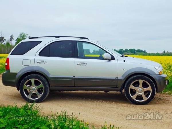 Grey Kia Sorento 2010 in Narva, with an engine capacity of 3.30 L and mileage of 200 thousand km for 5000 €, photo 8 on AUTOMOTO.COM.LV