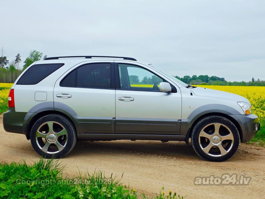 Grey Kia Sorento 2010 in Narva, with an engine capacity of 3.30 L and mileage of 200 thousand km for 5000 €, photo 9 on AUTOMOTO.COM.LV