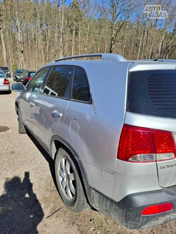 Grey Kia Sorento 2010 in Vilnius, with an engine capacity of 2.20 L and mileage of 200 thousand km for 3400 €, photo 4 on AUTOMOTO.COM.LV