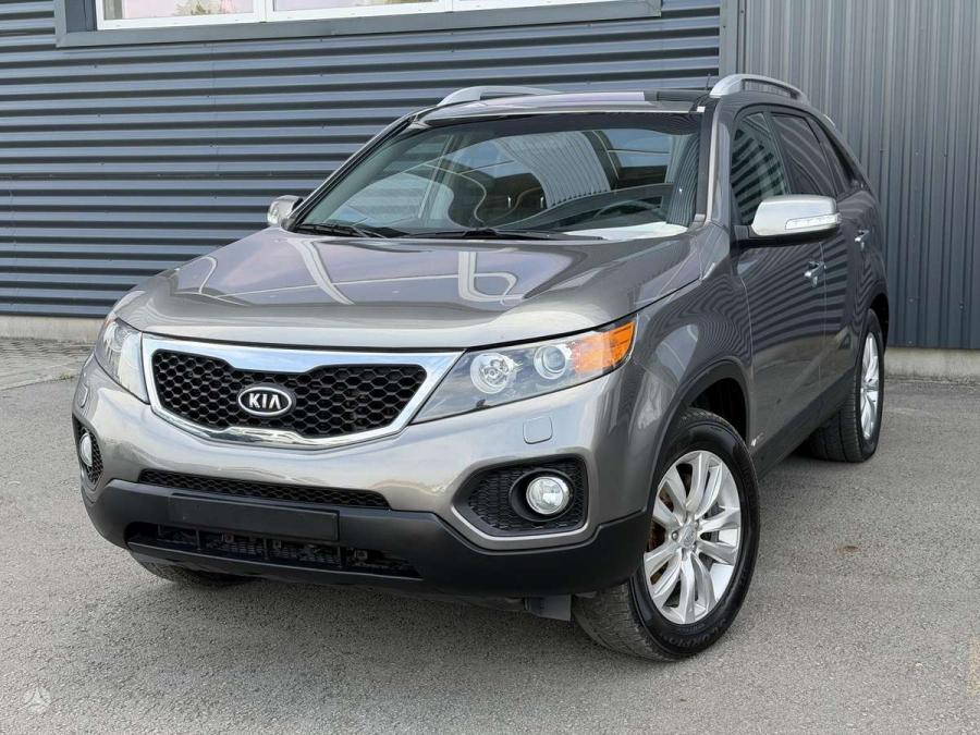Grey Kia Sorento 2010 in Taurage, with an engine capacity of 2.20 L and mileage of 239 thousand km for 5200 €, photo 1 on AUTOMOTO.COM.LV