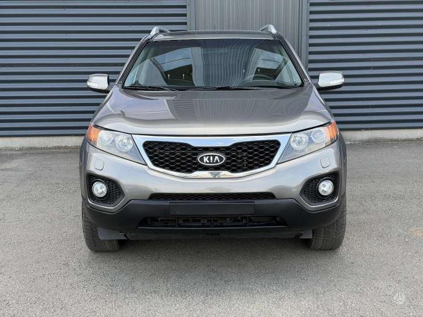 Grey Kia Sorento 2010 in Taurage, with an engine capacity of 2.20 L and mileage of 239 thousand km for 5200 €, photo 2 on AUTOMOTO.COM.LV
