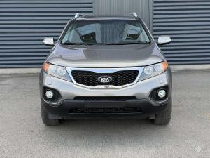 Grey Kia Sorento 2010 in Taurage, with an engine capacity of 2.20 L and mileage of 239 thousand km for 5200 €, photo 3 on AUTOMOTO.COM.LV