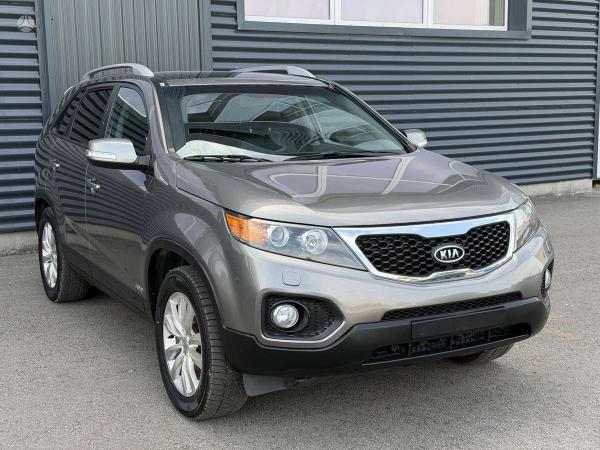 Grey Kia Sorento 2010 in Taurage, with an engine capacity of 2.20 L and mileage of 239 thousand km for 5200 €, photo 3 on AUTOMOTO.COM.LV
