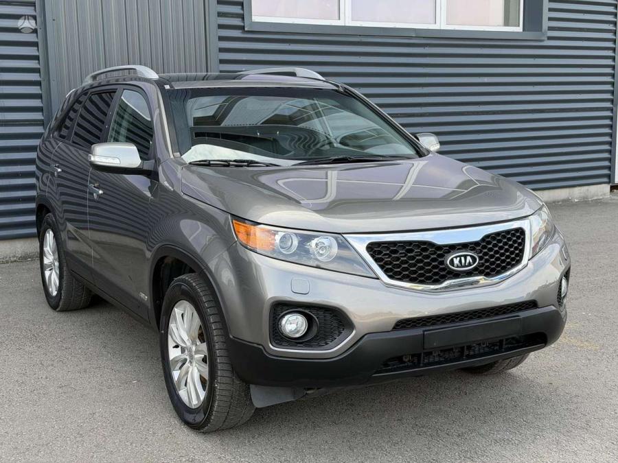 Grey Kia Sorento 2010 in Taurage, with an engine capacity of 2.20 L and mileage of 239 thousand km for 5200 €, photo 4 on AUTOMOTO.COM.LV