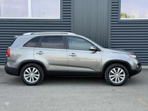 Grey Kia Sorento 2010 in Taurage, with an engine capacity of 2.20 L and mileage of 239 thousand km for 5200 €, photo 5 on AUTOMOTO.COM.LV